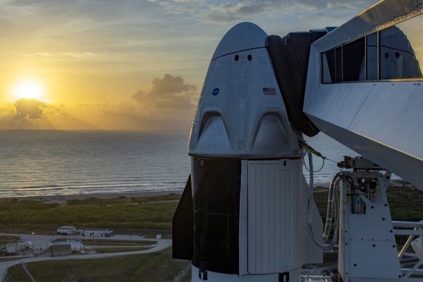 La Capsule Crew Dragon De Spacex Revient Avec Succès Sur Terre