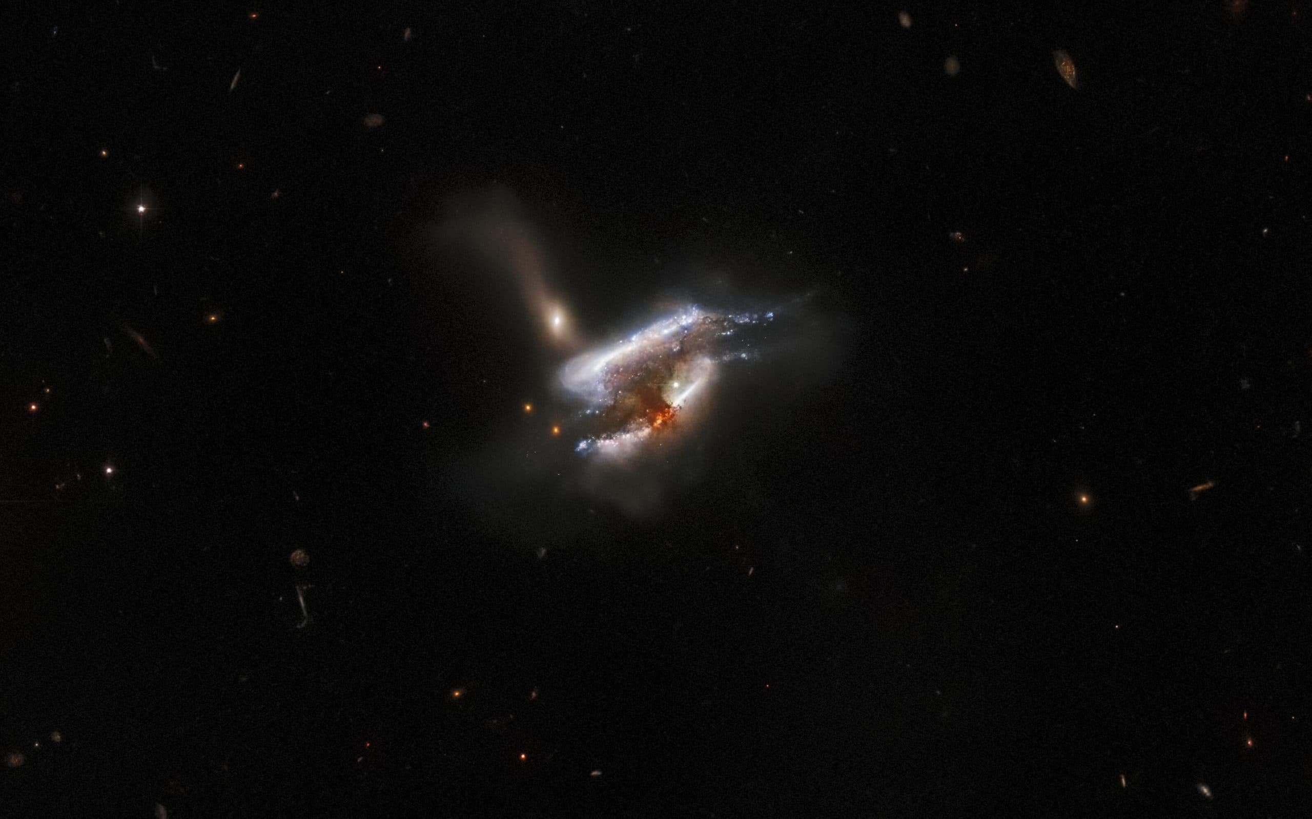 Hubble immortalise la rarissime fusion de trois galaxies