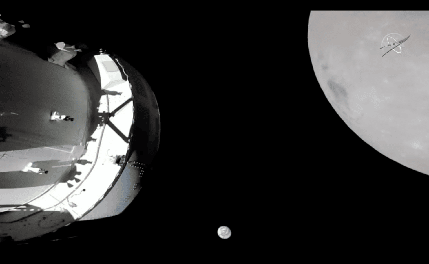 Premier Survol De La Lune Réussi Pour La Capsule Orion De La Mission